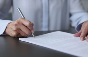 Šta vam je potrebno za overu ugovora kod notara (i koliko to košta)